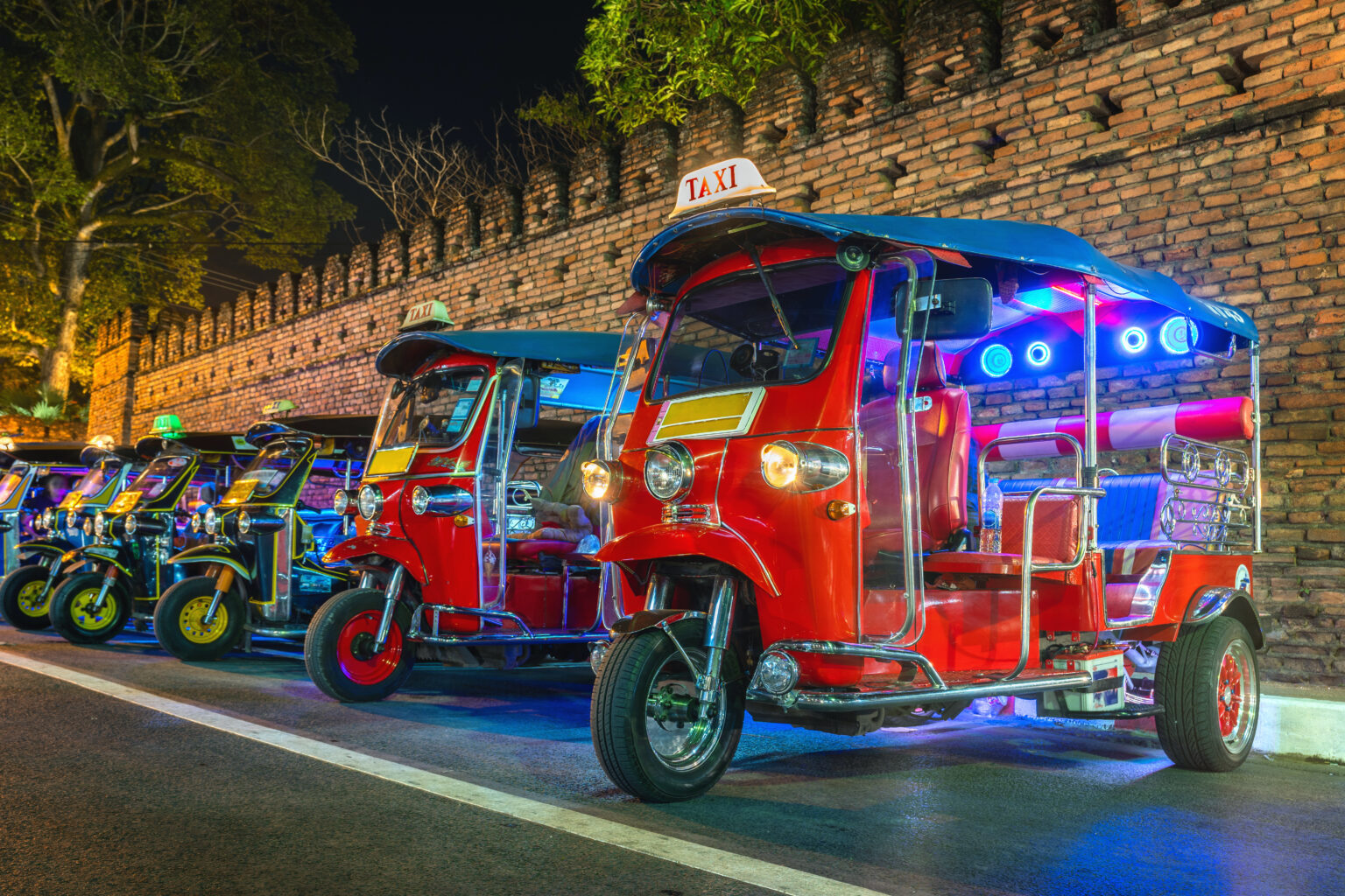 トゥクトゥク | HAPPY THAILAND